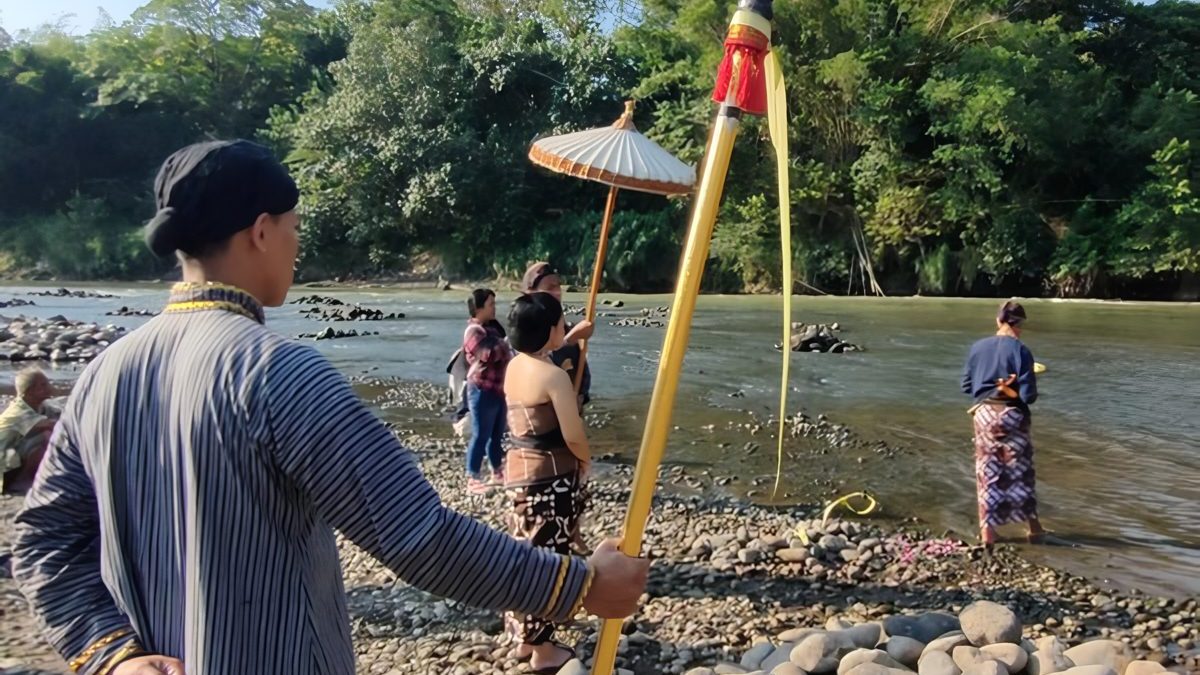 Tradisi Larung Sesaji di Kali Progo Oleh La Barka - Hamzah Batik - Toko ...